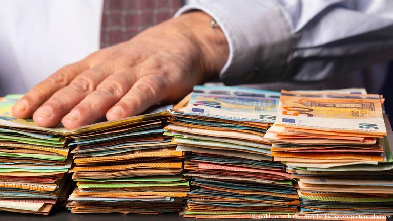 Kome pripadaju milijarde na "zaboravljenim" računima?