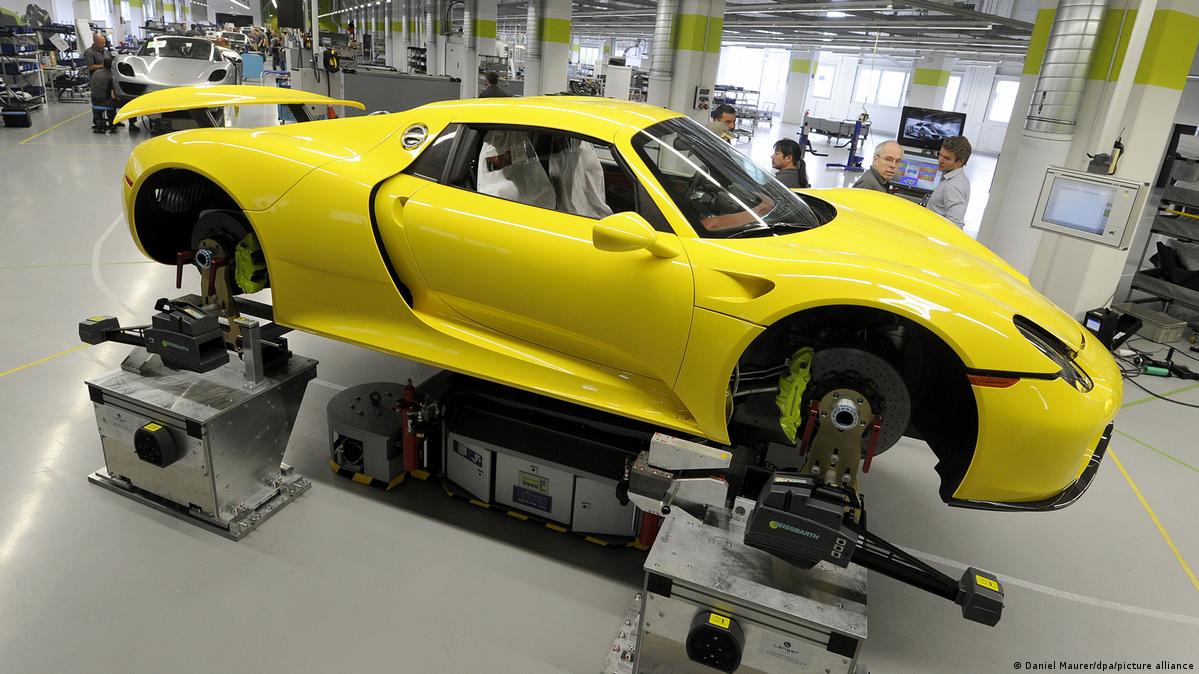 Ganancias de Porsche caen más de 90% en un año