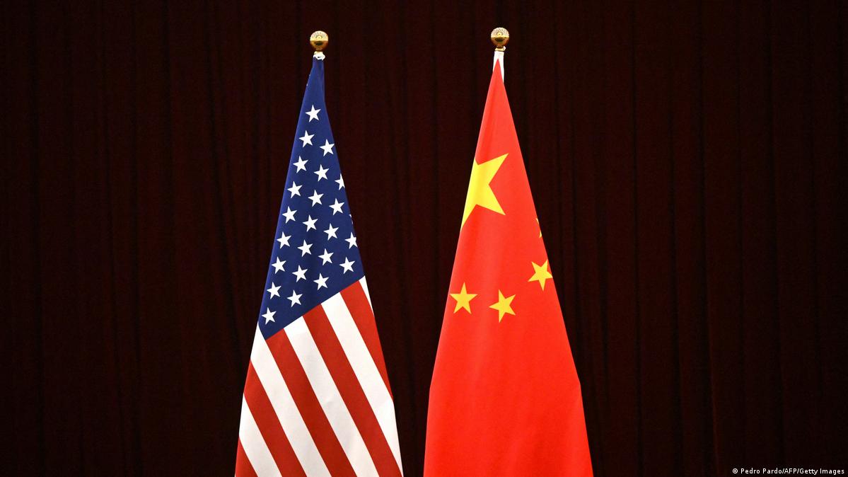 China impone controles de exportación a 10 empresas de EEUU