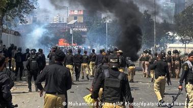 Pakistan: Several killed in violent protest at US consulate