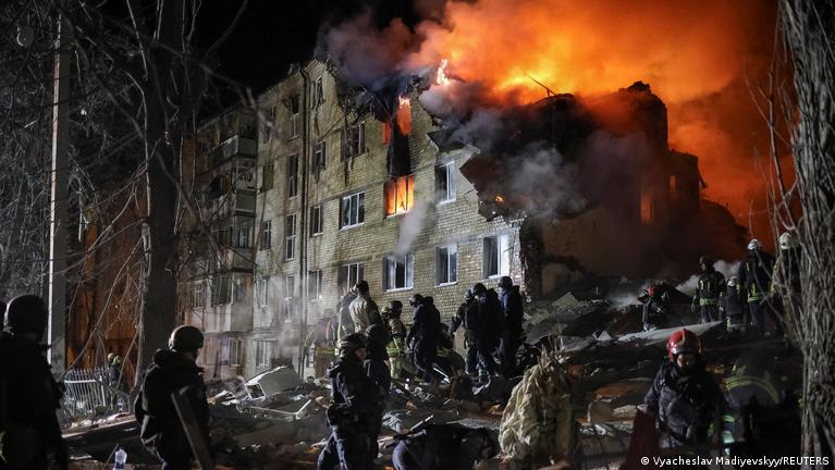 Ukraine: Deadly Russia strikes hit Kharkiv apartment block