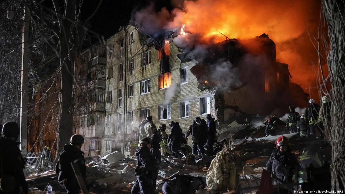 Ukraine: Deadly Russia strikes hit Kharkiv apartment block