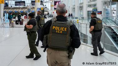 Trump tartışmalı polis gücü ICE'ın adını NICE yapıyor