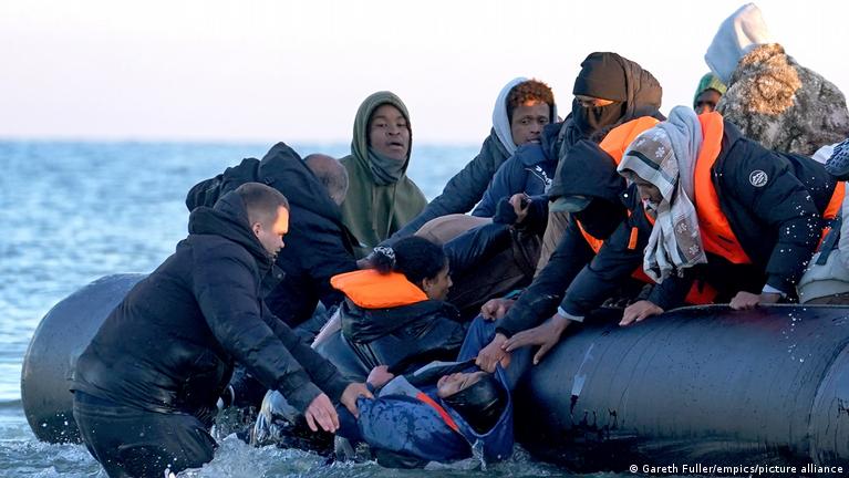 Migrant dinghy sinks in Channel off France, 4 people die
