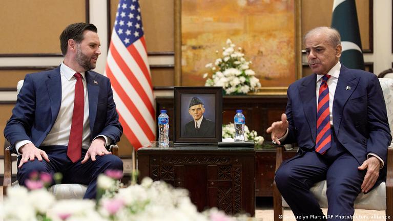 US says warships passed Hormuz amid ongoing talks with Iran
