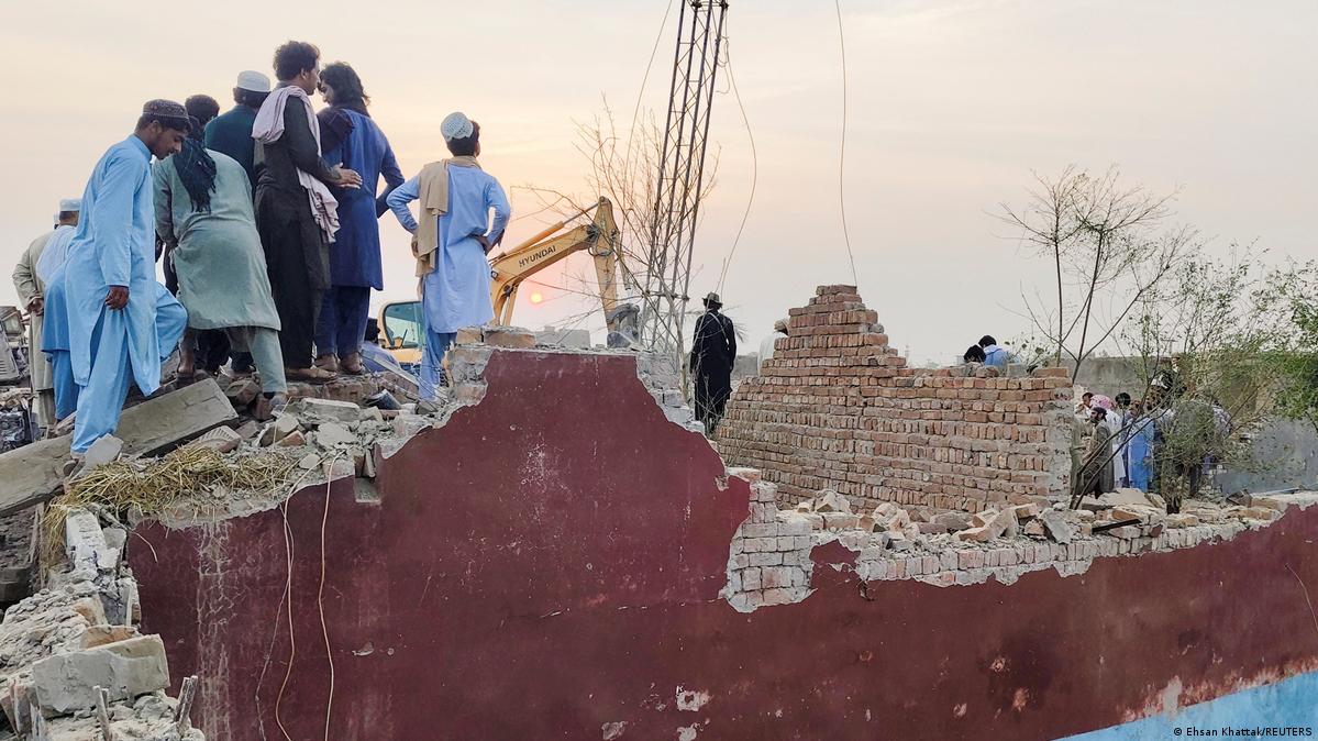 Pakistan: Car bomb attack at checkpoint kills 15