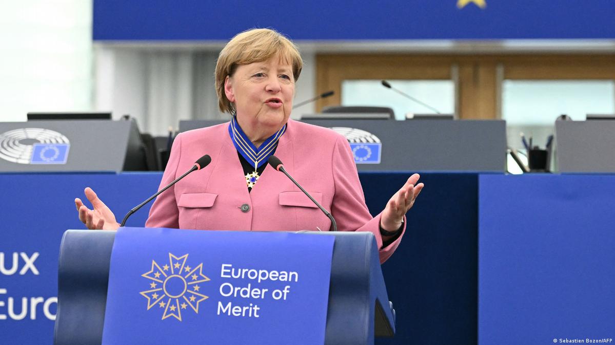 EU-Orden für Angela Merkel: Ehre und scharfe Kritik