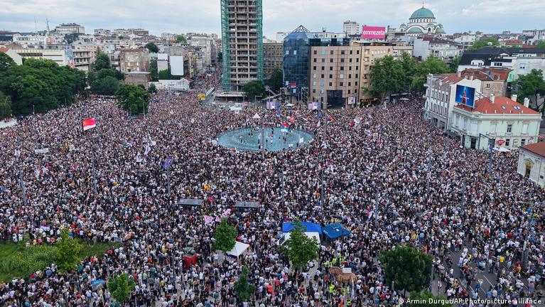 Serbia: Zeci de mii au protestat împotriva regimului Vucic
