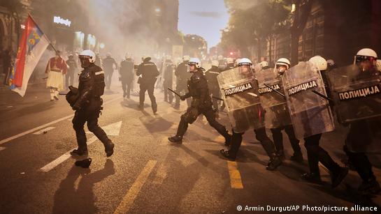 Serbia: Police clash with protesters urging early elections