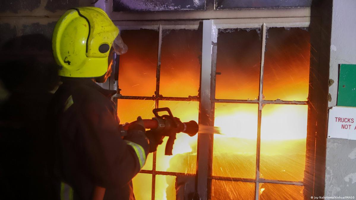 Al menos 16 niñas muertas y 74 heridas en incendio en Kenia