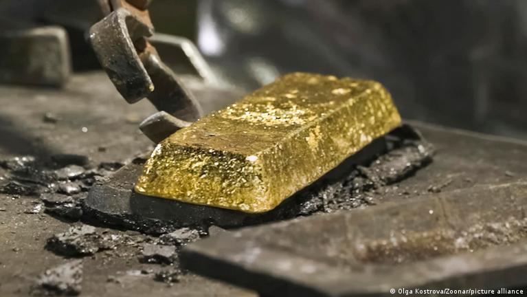 Ex-CIA officer charged with stealing gold from government