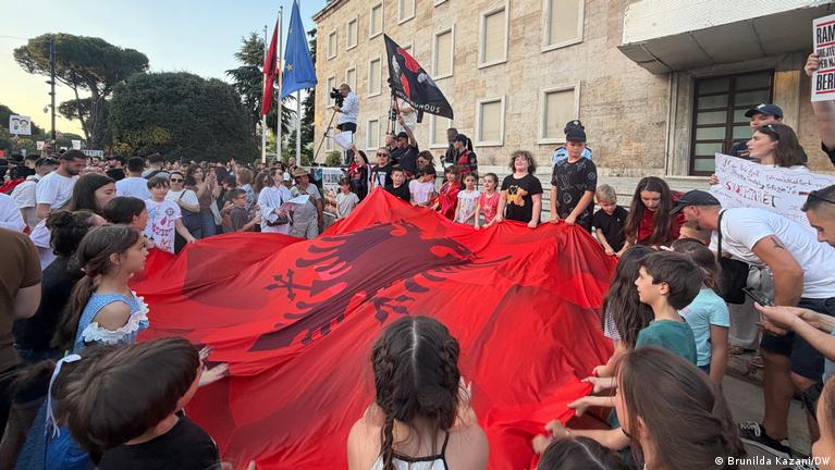 Shqipëri: Protestat për Zvërnecin, Rama mbron investimin