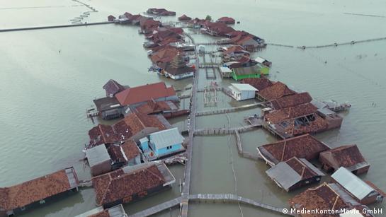 Sin hogar en la isla de Java - Un pueblo devorado por el mar