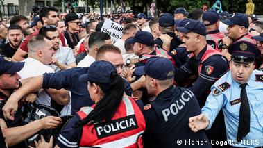 Waandamanaji wavunja uzio wa mradi wa pwani Albania