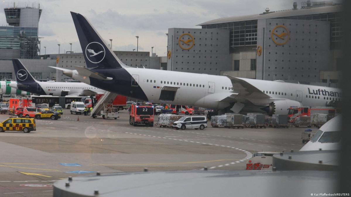 Germany: Lufthansa plane suffers nose gear collapse