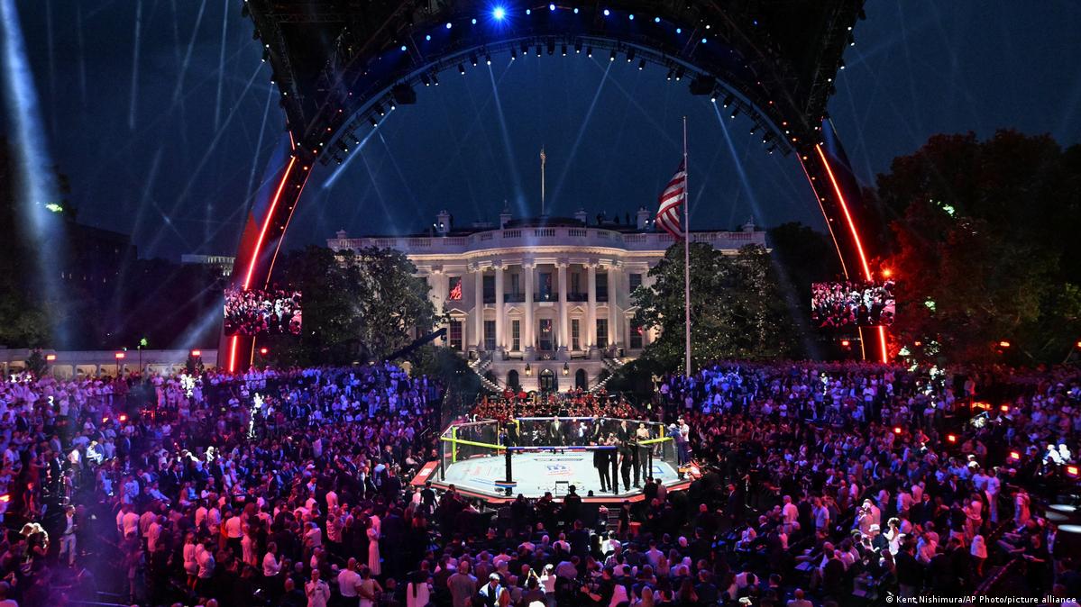 Trump celebra cumpleaños con insólito show en la Casa Blanca